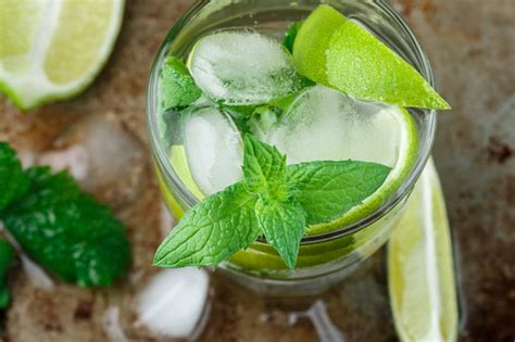 모 히 토 칵테일 또는 라임 민트와 얼음 조각으로 레모네이드 전통적인 여름 음료 상쾌입니다 선택적 초점 Gin Tonic에 대한 스톡 사진 및 기타 이미지 Istock