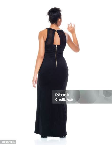 후면보기 전체 길이 2029세의 성인 아름다운 아프리카 민족 아프리카계 민족 젊은 여성 젊은 여성이 흰색 배경 앞에서 서 있는 드레스 시원한 태도 감동 가리키는 사람 20