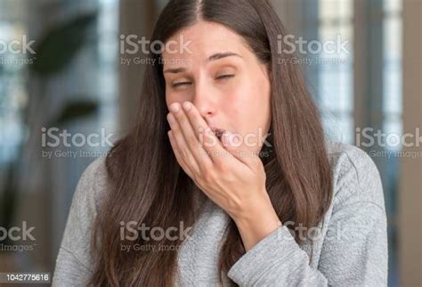 아름 다운 젊은 여자를 집에서 손으로 입을 덮고 피곤 하 품 지 루 불안 하 고 졸음입니다 가리기에 대한 스톡 사진 및 기타 이미지 Istock