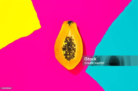 파파야와 다채로운 생생한 논문 크리에이 티브 열 레이아웃 추상적인 색 예술 배경입니다 최소한의 여름 개념입니다 플랫이 하다 파파야에 대한 스톡 사진 및 기타 이미지 Istock