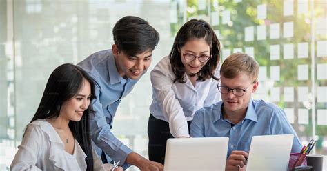 성공적인 팀 젊은 아시아 사업가 그룹이 사무실에서 함께 계획하고 브레인 스토밍합니다 사진 Unsplash의 비즈니스 미팅 이미지