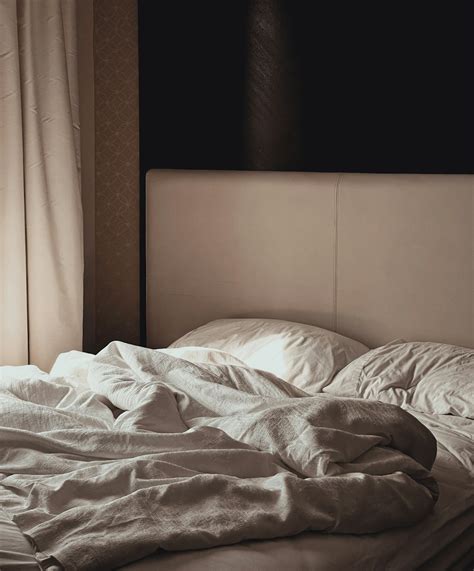 흰색과 회색 꽃 담요 사진 Unsplash의 무료 실내 이미지