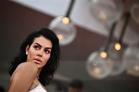 إطلالة جورجينا رودريغز ترسّخ معايير الجمال في مهرجان فينيسيا لعام 2024