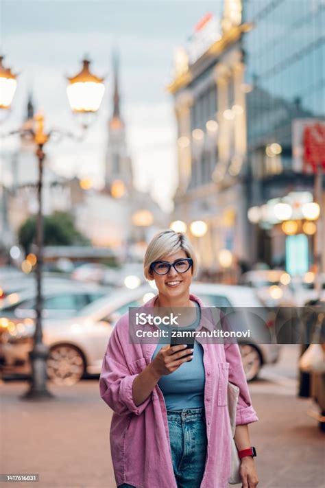 도시 거리에서 스마트 폰을 사용하여 픽시 헤어를 가진 플러스 사이즈 여성 30 34세에 대한 스톡 사진 및 기타 이미지 30 34세 Brand Name Smart