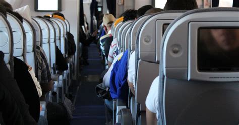 Casal é Flagrado Fazendo Sexo No Banheiro Do Avião E Reação De Comissários é A Melhor Purebreak