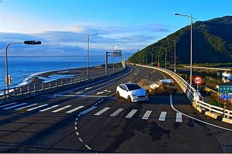 【直衝片】特斯拉男開新車疑趕領車牌 金崙大橋「恐怖逆向」撞死吉普車駕駛 上報 Line Today