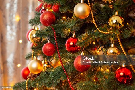밝은 보블 전기 화환 조명 구슬로 장식 된 전나무 나무의 저녁 샷 0명에 대한 스톡 사진 및 기타 이미지 0명 12월 1위 Istock