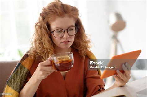 전자 메일을 읽는 동안 태블릿을 복용 하는 안경을 착용 하는 프리랜서 가정 생활에 대한 스톡 사진 및 기타 이미지 가정 생활 감기와 독감 건강관리와 의술 Istock