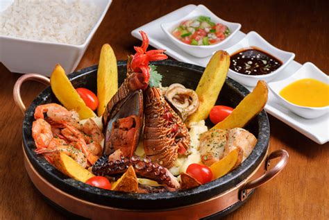 문어 홍합 새우 랍스터 오징어와 함께 감자 쌀 및 소스와 함께 해산물을 곁들인 요리 플라토 드 프뤼 드 메르에 대한 스톡 사진