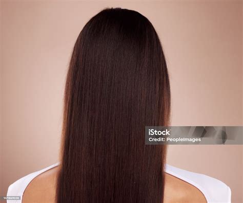 아름다움 헤어 케어 갈색 배경에 고립된 스튜디오에 있는 여성의 뒷모습 Balayage 헤어 스타일 및 여성 모델은 질감과 성장을