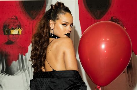 Rihanna Black Lipstick
