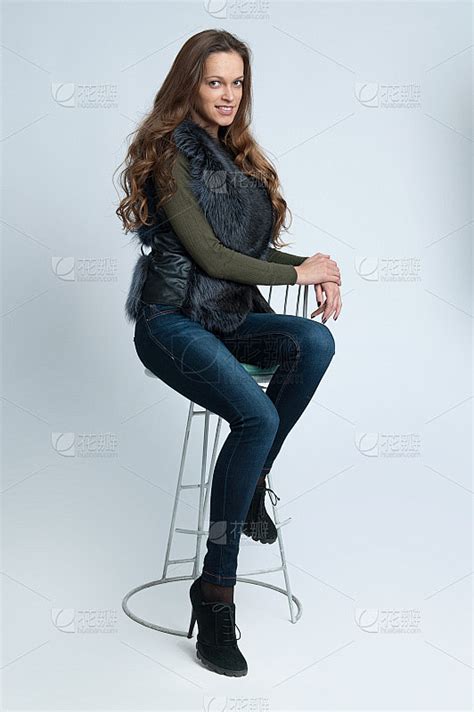 漂亮的年轻女子，有一头长长的黑发