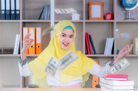 젊은 비즈니스 무슬림 여자 지주 및 돈 지폐 아랍 금융 개념의 선택적 초점 경제에 대한 스톡 사진 및 기타 이미지 경제 구매 금융 Istock