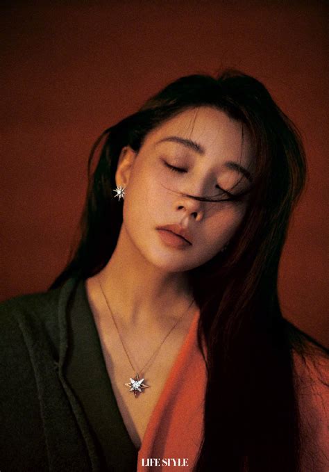 殷桃穿黑色礼服裙大秀美背 美人卧榻演绎万种风情 搜狐大视野 搜狐新闻