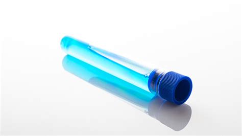 사출 병 보호 독감 바이러스와 코로나 바이러스에 대한 바늘과 의료 주사기 흰색에 고립 된 코비드 백신 바늘이있는 의학 플라스틱 예방 접종 장비 0명에 대한 스톡 사진 및