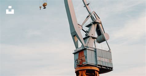 낮 동안 흐린 하늘 아래 갈색과 흰색 크레인 사진 Unsplash의 무료 회색 이미지