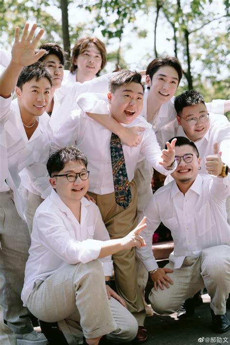 郝劭文晒婚礼现场照，郝劭文释小龙伴郎童年cp合照