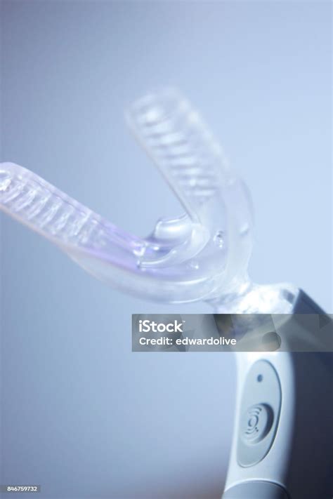 교정 되는가 괄호 및 Aligners 치과 브래킷 Aligner 가속기 진동기 건강관리와 의술에 대한 스톡 사진 및 기타 이미지 건강관리와 의술 구별하기 힘든 모던