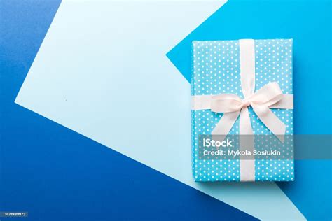 휴일 수제 종이 선물 복사 공간이 있는 흰색 리본 활 평면도를 묶었습니다 플랫 레이 휴일 배경 생일 또는 크리스마스 선물 복사 공간이 있는 크리스마스 선물 상자 개념