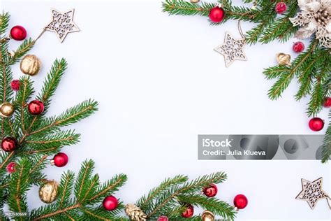 기치 흰색 배경에 크리스마스 트리와 빨간 장난감이있는 크리스마스 배경 해피 크리스마스 카드 겨울 휴가 테마 새해 복 많이 받으세요 텍스트를위한 공간 크리스마스에 대한 스톡