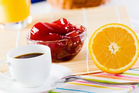 美味的早餐早餐桌上牛角包果冻杯咖啡高清图片下载 正版图片300289123 摄图网