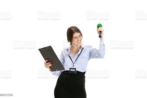 젊은 아름다운 소녀 여성 기자 들고 기자 마이크 흰색 스튜디오 배경에 고립 소셜 미디어 언론 뉴스 정보의 개념 20 24세에 대한 스톡 사진 및 기타 이미지 Istock