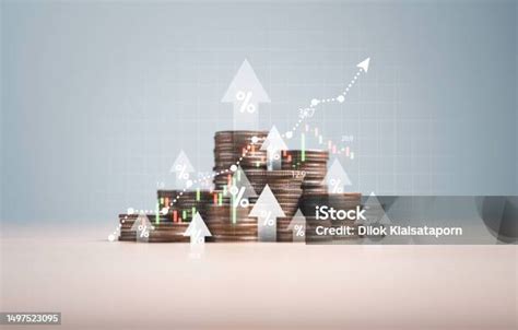 위쪽 화살표가 있는 동전 더미와 금융 뱅킹을 위한 주식 시장 차트는 비즈니스 성장 개념에서 이자율 또는 모기지 투자 배당금을 증가시킵니다 금융에 대한 스톡 사진 및 기타