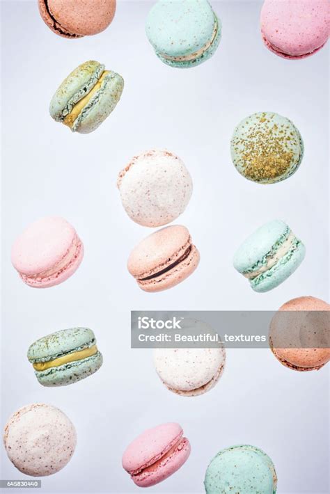 Macarons 케이크 상위 평면 위치 비행 떨어지는 마 카 롱 배경 보기 배경 주제에 대한 스톡 사진 및 기타 이미지 배경 주제 오븐에 굽기 흰색 배경 Istock