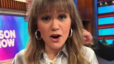 Kelly Clarkson Is 42 Star Flaunts Her Tiny Waistline In A Silky Dress