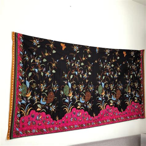 Beautiful Batik Sarong 11m X 21m Bird Pattern Black And Pink