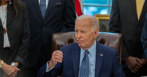 Biden Firma La Ley De Ampliación Presupuestaria Que Evita El Cierre De