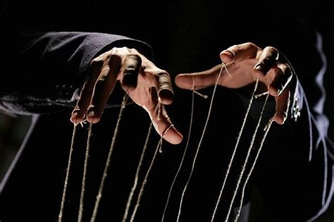 Емил Азар Кой дърпа конците на българските политици