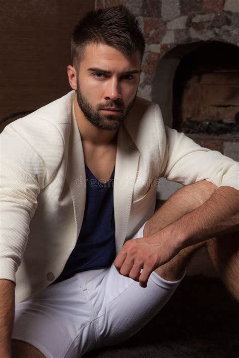 Elegante Jonge Knappe Mens Het Portret Van De Studiomanier Stock Foto