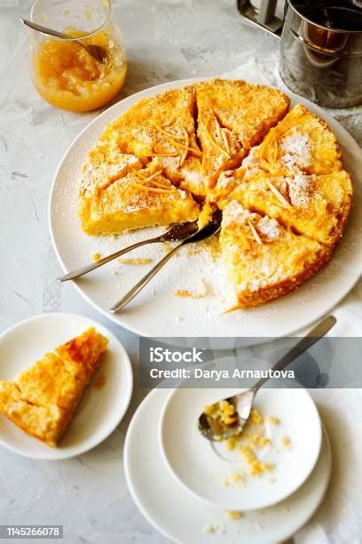 밝은 배경 평면도에 흰색 접시에 레몬 트위스트와 가루 설탕과 전통적인 영어 레몬 푸딩 케이크 휴일 저녁 식사 테이블에 대 한 집에서 만든 과일 패스트리 감귤류 과일에 대한