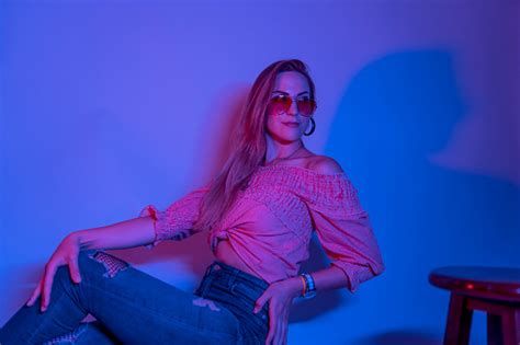 스튜디오에서 포즈를 취하는 컬러풀한 밝은 네온 블루와 보라색 조명을 입은 하이 패션 모델 여성 보라색에 대한 스톡 사진 및 기타 이미지 Istock