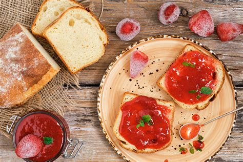 맛있는 딸기 잼빵 조각은 민트 잎으로 장식되어 있습니다 나무 소박한 테이블 테이블에 달콤한 딸기 잼 상단 보기 0명에 대한 스톡 사진 및 기타 이미지 Istock