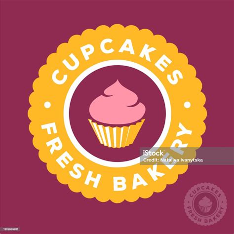 컵케이크와 패스트리 베이커리 엠블럼 노란색 둥근 배지에 분홍색 토핑이 달린 신선한 컵케이크 노랑에 대한 스톡 벡터 아트 및 기타 이미지 Istock