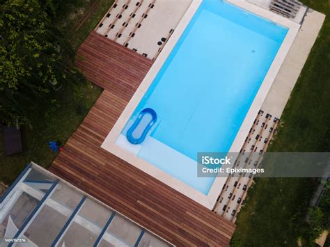 수영장과 수영장의 나무 경계가있는 정원을 날아 다니는 무인 항공기는 창조 과정에 있습니다 목재 재료에 대한 스톡 사진 및 기타