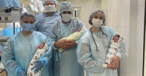 Бременна жена е докарана в родилния дом с линейка и започва да получава