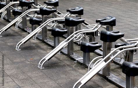 駐輪場のロック式駐輪ラック Lockable bicycle parking racks in bicycle parking lots