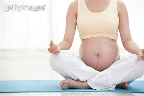 Pregnant Women To Do Yoga 이미지 Vs11150465 게티이미지뱅크
