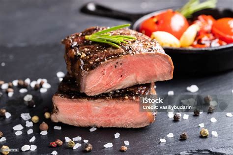 스테이크 탑 블레이드 구이 중간 어두운 돌 배경에 먹을 준비가의 클로즈업 0명에 대한 스톡 사진 및 기타 이미지 0명 갈색 고급 요리 Istock