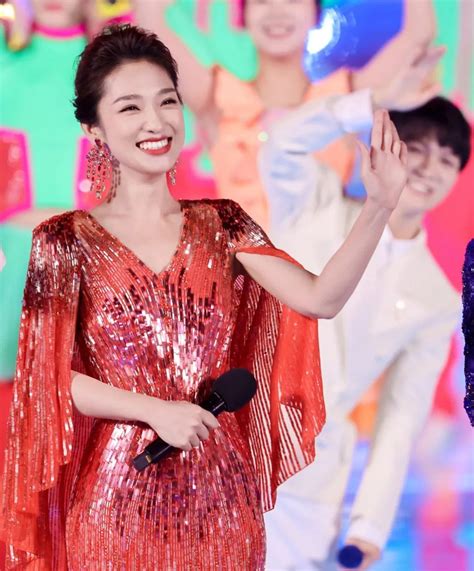 中播网 31岁主持人蓝羽引热议她为什么一直在笑
