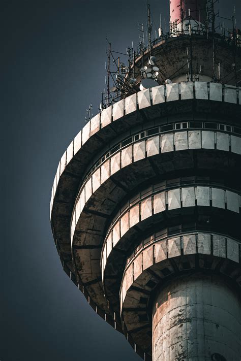 집 밖의 건물 건축 그릇 기술 네트워크 도시 도시 풍경 도시의 무선 미디어 방송 설치 소통 송전 수신기 스카이라인 스타일 신호 안테나