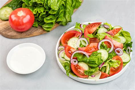 테이블에 건강한 채식 요리 신선한 토마토 오이 양상추 회색 콘크리트 배경에 붉은 양파와 야채 샐러드 다이어트 메뉴 모형 템플릿 0명에 대한 스톡 사진 및 기타 이미지