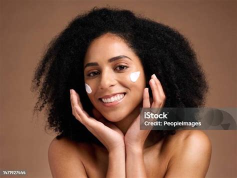 아름다움 자외선 차단제 및 아프리카 여성의 얼굴은 웰빙 제품의 얼굴 스킨케어 및 화장품 홍보를 위한 스튜디오에 있습니다 흑인 여성 모델 피부 관리 피부과 또는 크림 응용