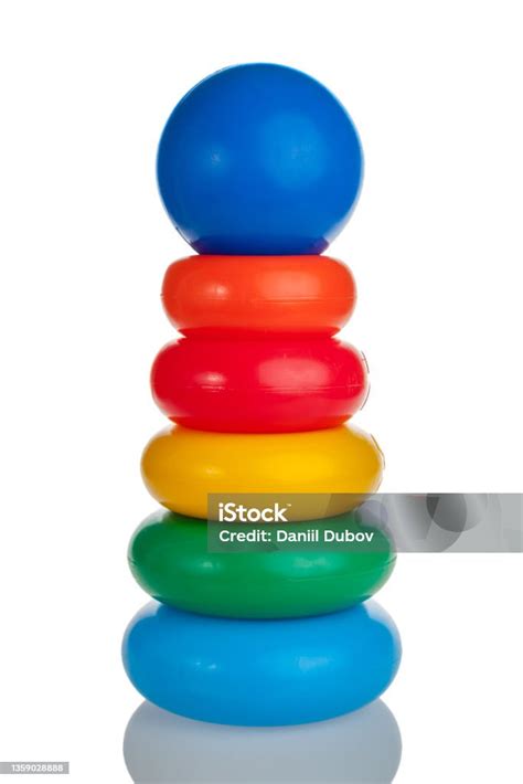 아이들을위한 어린이 장난감은 흰색에 고립 된 상단에 공이있는 다양한 크기의 여러 가지 색상의 반지입니다 0명에 대한 스톡 사진