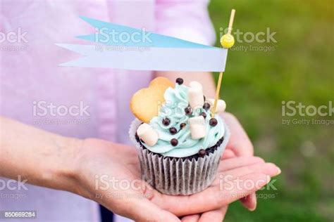 여자의 손에 마쉬 멜 로우와 블루 크림 컵 하 케 맛 있는 익 생일 및 결혼에 대 한 달콤한 선물입니다 결혼식에 대한 스톡 사진 및 기타 이미지 Istock