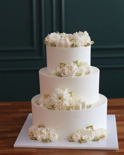 웨딩 3단케이크 💍 웨딩 작업은 너무 보람된 작업 중 하나 친구분의 결혼식에 선물로 주문주신 웨딩케이크 예쁜 선물하세요 10월 11월 기초반 심화반 클래스