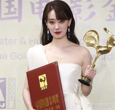 张小斐倒提金鸡奖杯的姿态太飒了气势拿捏到位网友要去干架 知乎